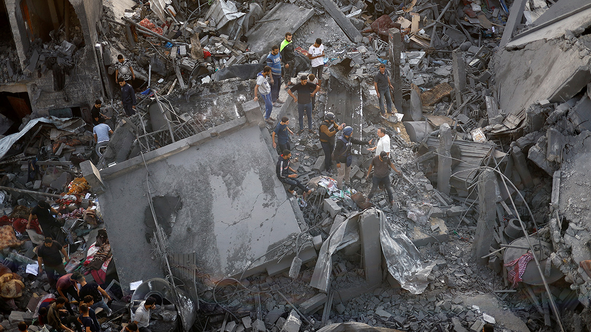 Israel avanza hacia Gaza y los muertos en el enclave superan los 10.000 ...